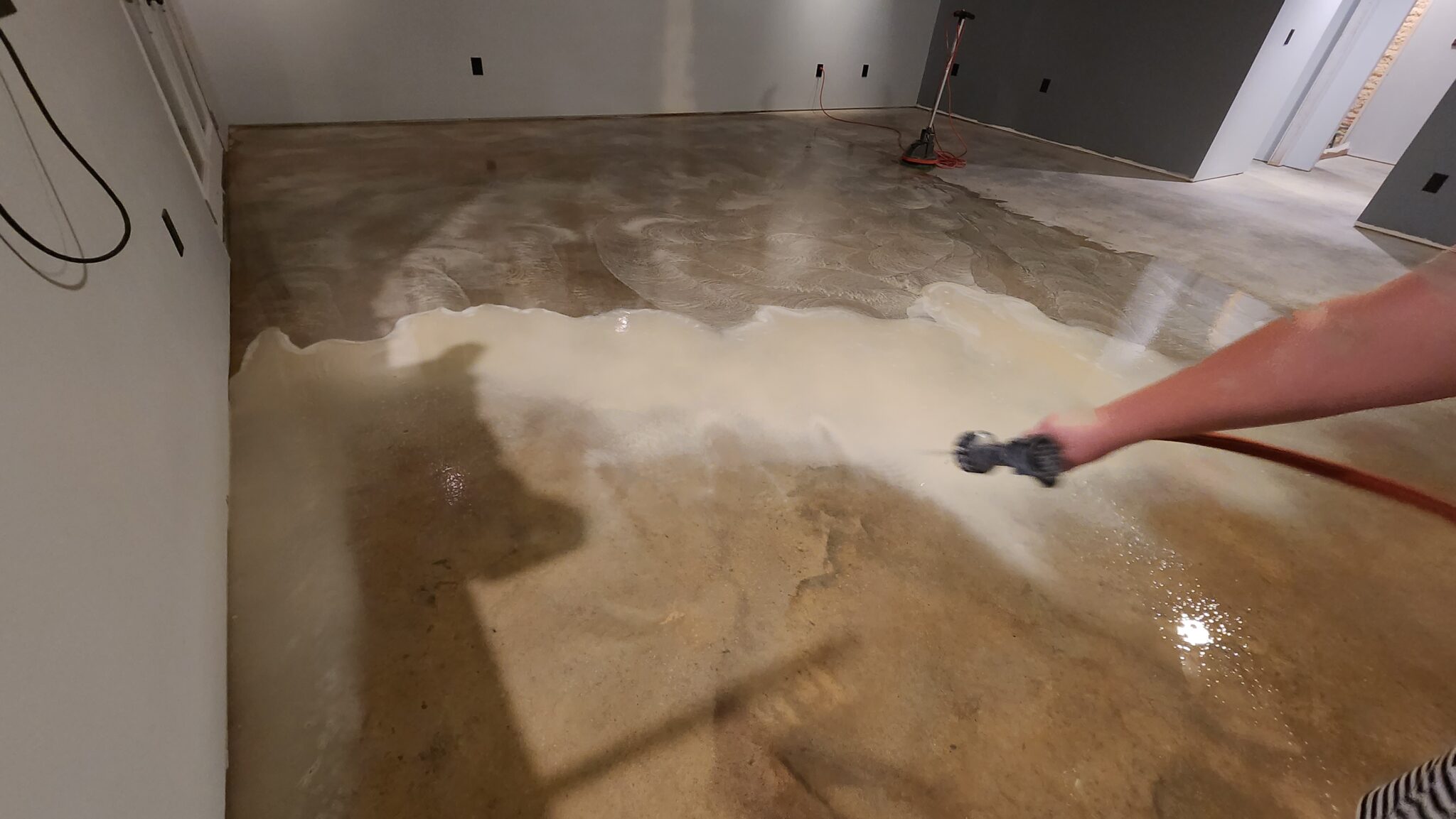Vein Staining Technique: Concrete Veining with Acid Stain